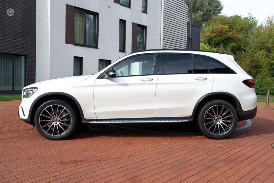 White Mercedes-Benz GLC 300 2020 in Vilnius, with an engine capacity of 1.99 L and mileage of 110 thousand km for 23950 €, photo 4 on AUTOMOTO.COM.LV