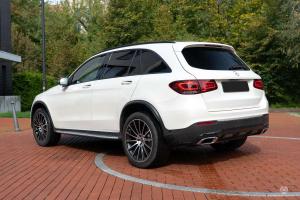 White Mercedes-Benz GLC 300 2020 in Vilnius, with an engine capacity of 1.99 L and mileage of 110 thousand km for 23950 €, photo 5 on AUTOMOTO.COM.LV
