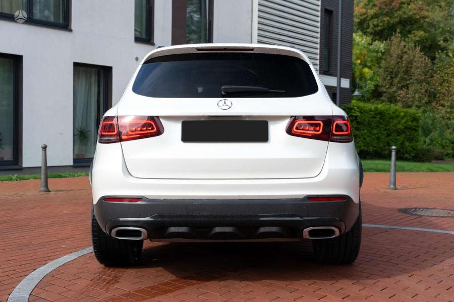 White Mercedes-Benz GLC 300 2020 in Vilnius, with an engine capacity of 1.99 L and mileage of 110 thousand km for 23950 €, photo 6 on AUTOMOTO.COM.LV