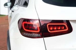 White Mercedes-Benz GLC 300 2020 in Vilnius, with an engine capacity of 1.99 L and mileage of 110 thousand km for 23950 €, photo 7 on AUTOMOTO.COM.LV