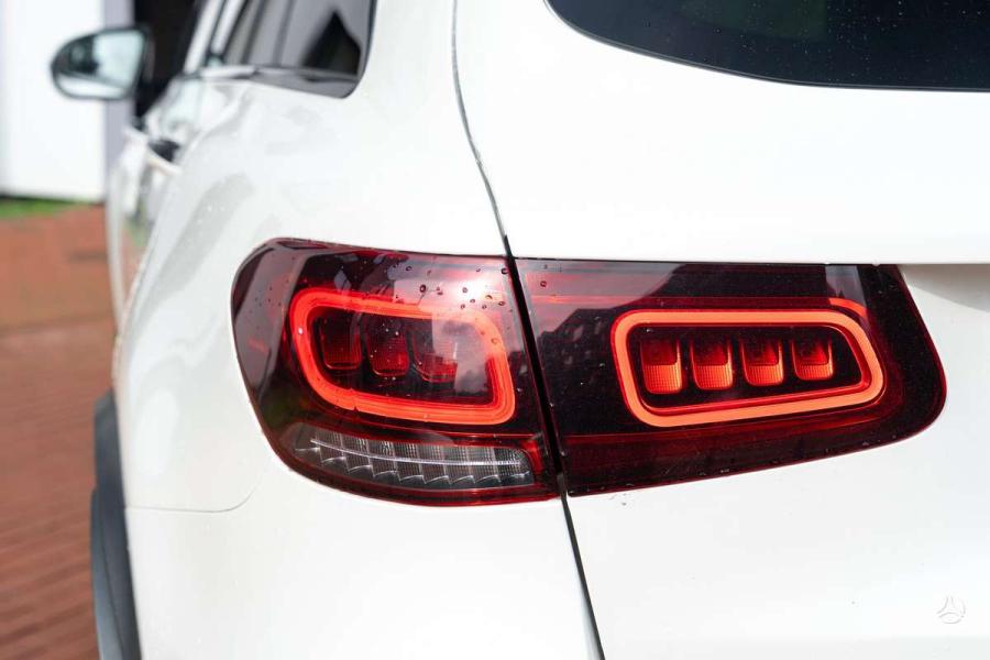White Mercedes-Benz GLC 300 2020 in Vilnius, with an engine capacity of 1.99 L and mileage of 110 thousand km for 23950 €, photo 7 on AUTOMOTO.COM.LV