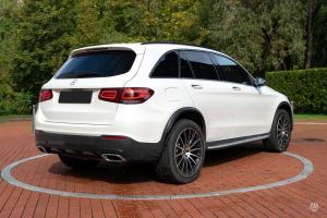 White Mercedes-Benz GLC 300 2020 in Vilnius, with an engine capacity of 1.99 L and mileage of 110 thousand km for 23950 €, photo 8 on AUTOMOTO.COM.LV