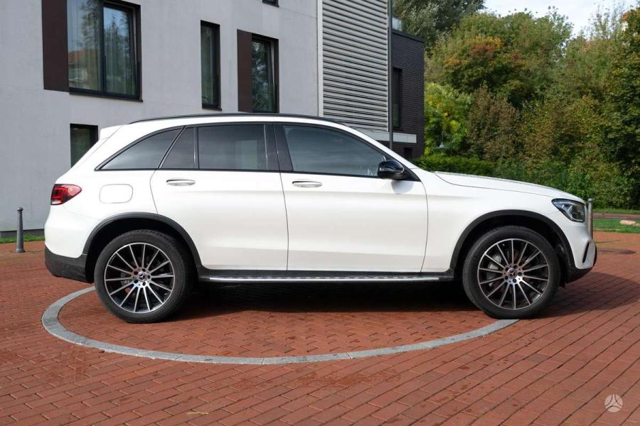 White Mercedes-Benz GLC 300 2020 in Vilnius, with an engine capacity of 1.99 L and mileage of 110 thousand km for 23950 €, photo 9 on AUTOMOTO.COM.LV