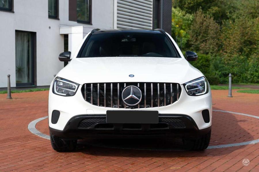 White Mercedes-Benz GLC 300 2020 in Vilnius, with an engine capacity of 1.99 L and mileage of 110 thousand km for 23950 €, photo 11 on AUTOMOTO.COM.LV