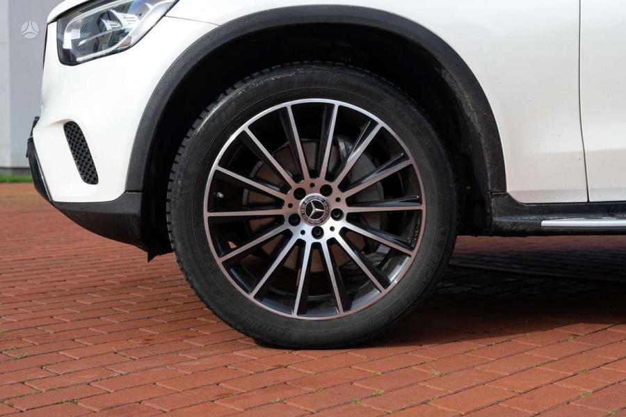 White Mercedes-Benz GLC 300 2020 in Vilnius, with an engine capacity of 1.99 L and mileage of 110 thousand km for 23950 €, photo 12 on AUTOMOTO.COM.LV