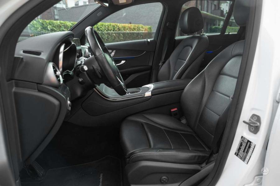 White Mercedes-Benz GLC 300 2020 in Vilnius, with an engine capacity of 1.99 L and mileage of 110 thousand km for 23950 €, photo 13 on AUTOMOTO.COM.LV