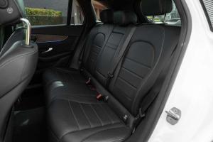 White Mercedes-Benz GLC 300 2020 in Vilnius, with an engine capacity of 1.99 L and mileage of 110 thousand km for 23950 €, photo 14 on AUTOMOTO.COM.LV