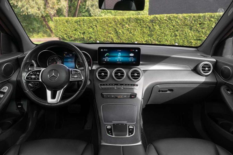 White Mercedes-Benz GLC 300 2020 in Vilnius, with an engine capacity of 1.99 L and mileage of 110 thousand km for 23950 €, photo 15 on AUTOMOTO.COM.LV