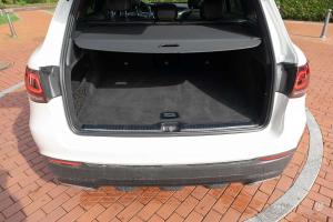 White Mercedes-Benz GLC 300 2020 in Vilnius, with an engine capacity of 1.99 L and mileage of 110 thousand km for 23950 €, photo 17 on AUTOMOTO.COM.LV