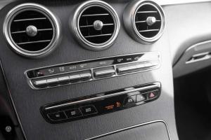 White Mercedes-Benz GLC 300 2020 in Vilnius, with an engine capacity of 1.99 L and mileage of 110 thousand km for 23950 €, photo 25 on AUTOMOTO.COM.LV