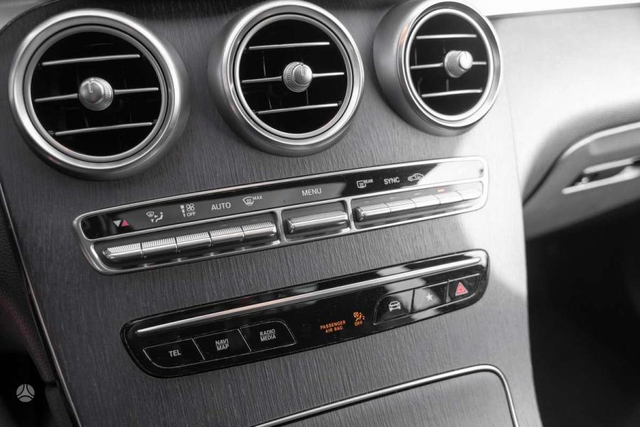 White Mercedes-Benz GLC 300 2020 in Vilnius, with an engine capacity of 1.99 L and mileage of 110 thousand km for 23950 €, photo 25 on AUTOMOTO.COM.LV