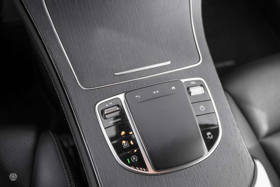 White Mercedes-Benz GLC 300 2020 in Vilnius, with an engine capacity of 1.99 L and mileage of 110 thousand km for 23950 €, photo 26 on AUTOMOTO.COM.LV