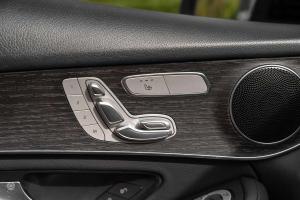 White Mercedes-Benz GLC 300 2020 in Vilnius, with an engine capacity of 1.99 L and mileage of 110 thousand km for 23950 €, photo 28 on AUTOMOTO.COM.LV
