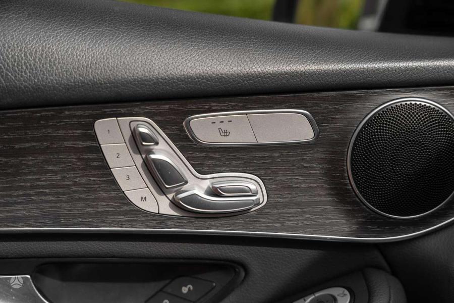 White Mercedes-Benz GLC 300 2020 in Vilnius, with an engine capacity of 1.99 L and mileage of 110 thousand km for 23950 €, photo 28 on AUTOMOTO.COM.LV