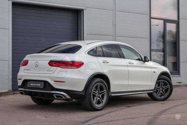 Mercedes-Benz GLC 300 2020 in Kaunas on AUTOMOTO.COM.LV White Mercedes-Benz GLC 300 2020 in Kaunas, with an engine capacity of 1.99 L and mileage of 163 thousand km for 34999 €, photo 3 on AUTOMOTO.COM.LV