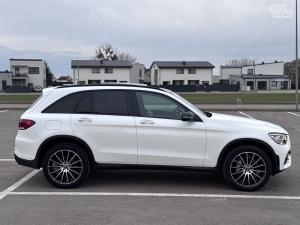 Balts Mercedes-Benz GLC 300 2021 Kauņa, ar dzinēja tilpumu 2.00 L un nobraukumu 105 tūkst. km par 28999 €, foto 3 vietnē AUTOMOTO.COM.LV
