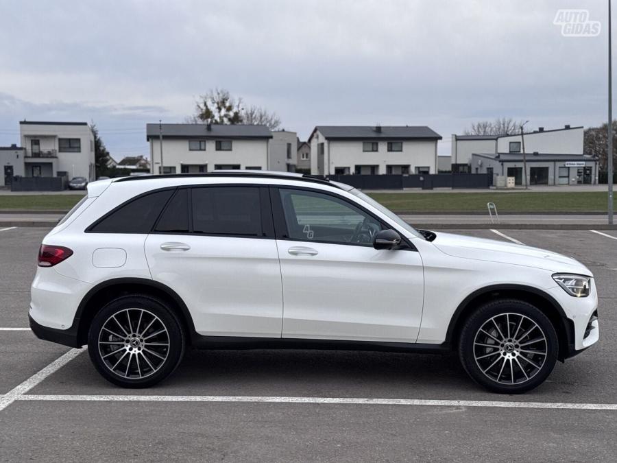 Balts Mercedes-Benz GLC 300 2021 Kauņa, ar dzinēja tilpumu 2.00 L un nobraukumu 105 tūkst. km par 28999 €, foto 3 vietnē AUTOMOTO.COM.LV