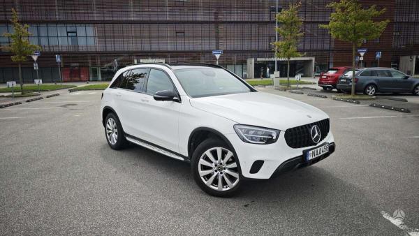 Balts Mercedes-Benz GLC 300 2021 Klaipėda, ar dzinēja tilpumu 1.99 L un nobraukumu 59 tūkst. km par 33999 €, foto 1 vietnē AUTOMOTO.COM.LV