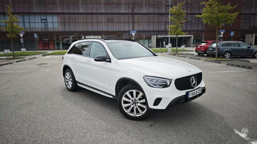 Balts Mercedes-Benz GLC 300 2021 Klaipėda, ar dzinēja tilpumu 1.99 L un nobraukumu 59 tūkst. km par 33999 €, foto 1 vietnē AUTOMOTO.COM.LV
