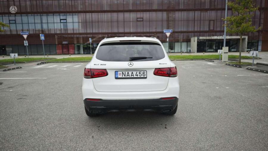 Balts Mercedes-Benz GLC 300 2021 Klaipėda, ar dzinēja tilpumu 1.99 L un nobraukumu 59 tūkst. km par 33999 €, foto 7 vietnē AUTOMOTO.COM.LV
