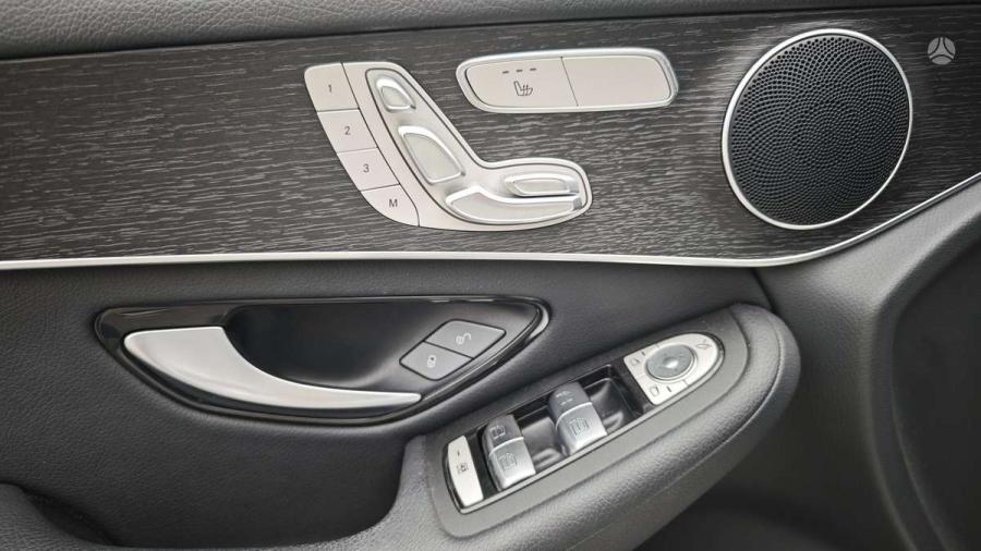 Balts Mercedes-Benz GLC 300 2021 Klaipėda, ar dzinēja tilpumu 1.99 L un nobraukumu 59 tūkst. km par 33999 €, foto 11 vietnē AUTOMOTO.COM.LV