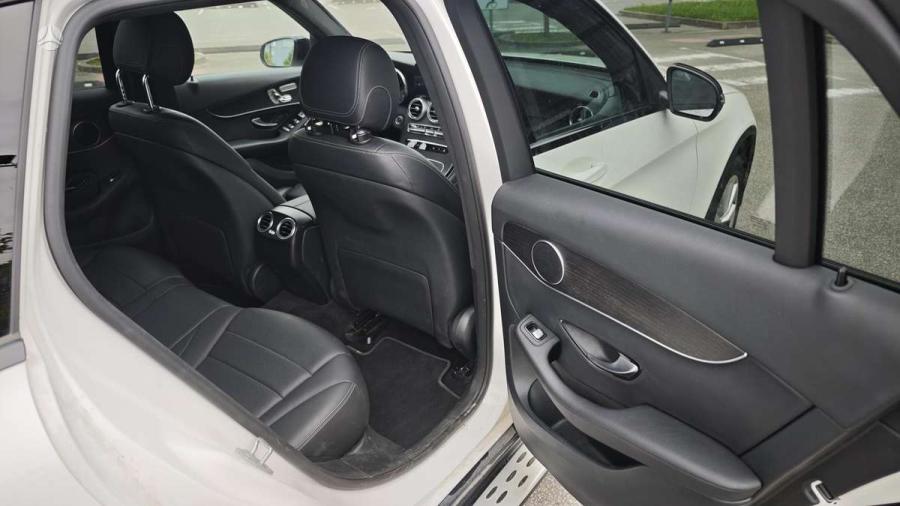 Balts Mercedes-Benz GLC 300 2021 Klaipėda, ar dzinēja tilpumu 1.99 L un nobraukumu 59 tūkst. km par 33999 €, foto 17 vietnē AUTOMOTO.COM.LV