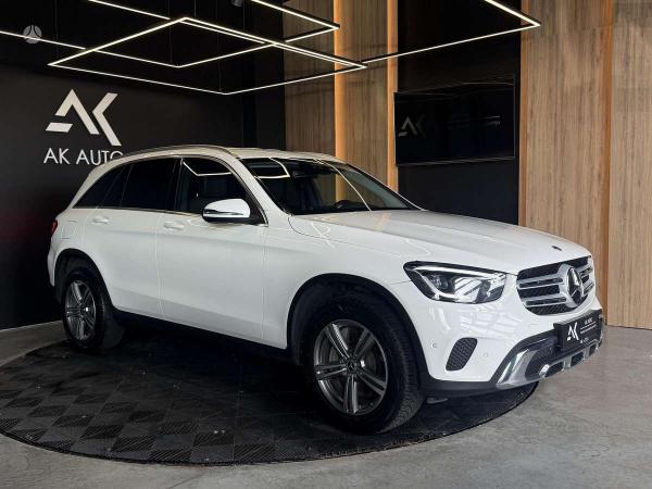 White Mercedes-Benz GLC 300 2021 in Kaunas, with an engine capacity of 1.99 L and mileage of 147 thousand km for 30990 €, photo 3 on AUTOMOTO.COM.LV