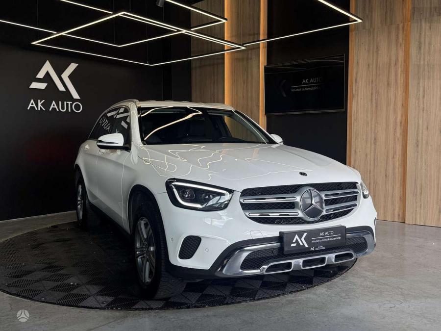 Белый Мерседес GLC 300 2021 в Каунас, объемом двигателя 1.99 л и пробегом 147 тыс. км за 30990 €, фото 4 на AUTOMOTO.COM.LV