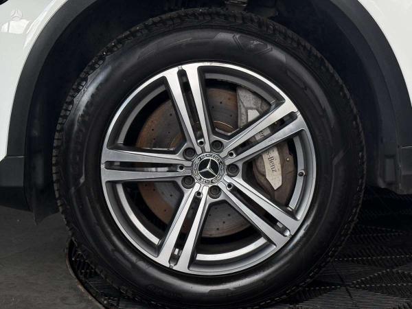 White Mercedes-Benz GLC 300 2021 in Kaunas, with an engine capacity of 1.99 L and mileage of 147 thousand km for 30990 €, photo 8 on AUTOMOTO.COM.LV