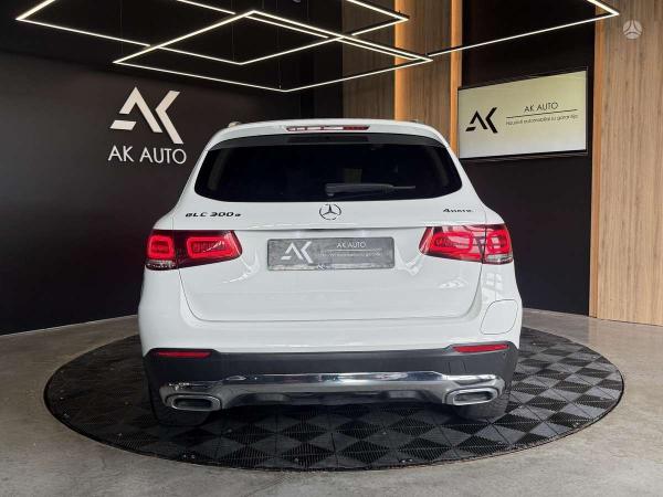 White Mercedes-Benz GLC 300 2021 in Kaunas, with an engine capacity of 1.99 L and mileage of 147 thousand km for 30990 €, photo 11 on AUTOMOTO.COM.LV
