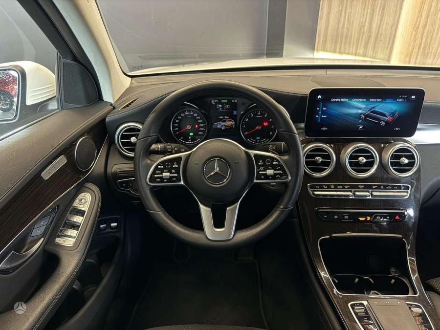 Белый Мерседес GLC 300 2021 в Каунас, объемом двигателя 1.99 л и пробегом 147 тыс. км за 30990 €, фото 16 на AUTOMOTO.COM.LV