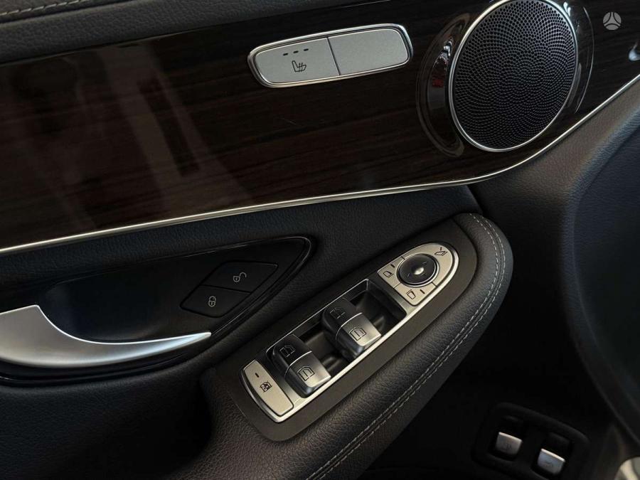 Белый Мерседес GLC 300 2021 в Каунас, объемом двигателя 1.99 л и пробегом 147 тыс. км за 30990 €, фото 30 на AUTOMOTO.COM.LV
