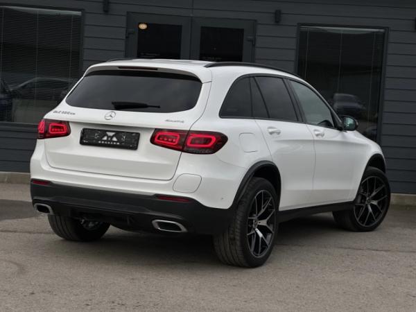 White Mercedes-Benz GLC 300 2022 in Riga, with an engine capacity of 2.00 L and mileage of 138 thousand km for 33850 €, photo 4 on AUTOMOTO.COM.LV
