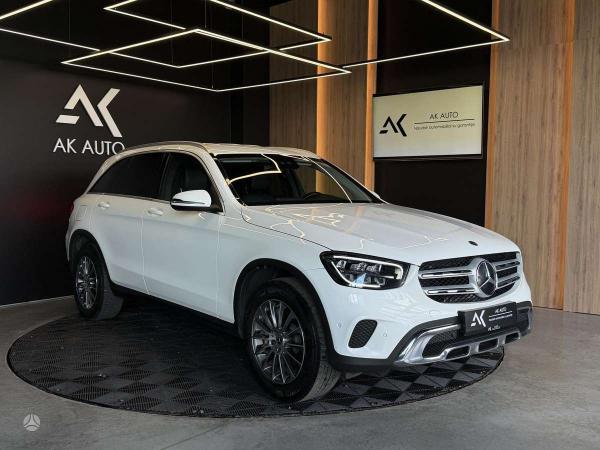 Белый Мерседес GLC 300 2022 в Каунас, объемом двигателя 1.99 л и пробегом 149 тыс. км за 31490 €, фото 2 на AUTOMOTO.COM.LV