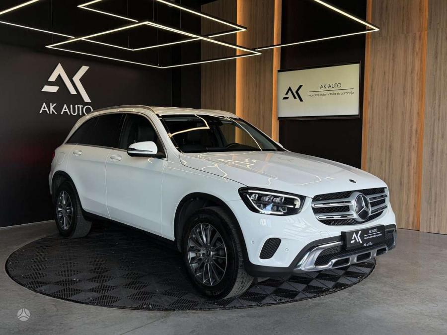 Белый Мерседес GLC 300 2022 в Каунас, объемом двигателя 1.99 л и пробегом 149 тыс. км за 31490 €, фото 3 на AUTOMOTO.COM.LV
