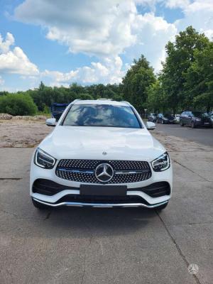 Белый Мерседес GLC 300 2022 в Шилале, объемом двигателя 2.00 л и пробегом 62 тыс. км за 31500 €, фото 3 на AUTOMOTO.COM.LV