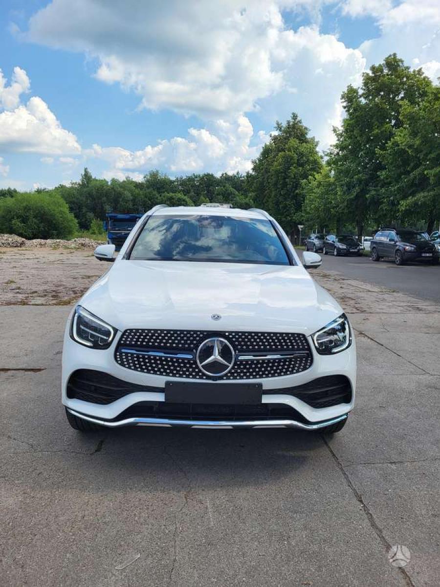 Белый Мерседес GLC 300 2022 в Шилале, объемом двигателя 2.00 л и пробегом 62 тыс. км за 31500 €, фото 3 на AUTOMOTO.COM.LV