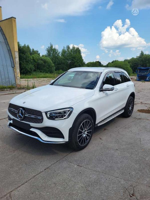 Белый Мерседес GLC 300 2022 в Шилале, объемом двигателя 2.00 л и пробегом 62 тыс. км за 31500 €, фото 1 на AUTOMOTO.COM.LV