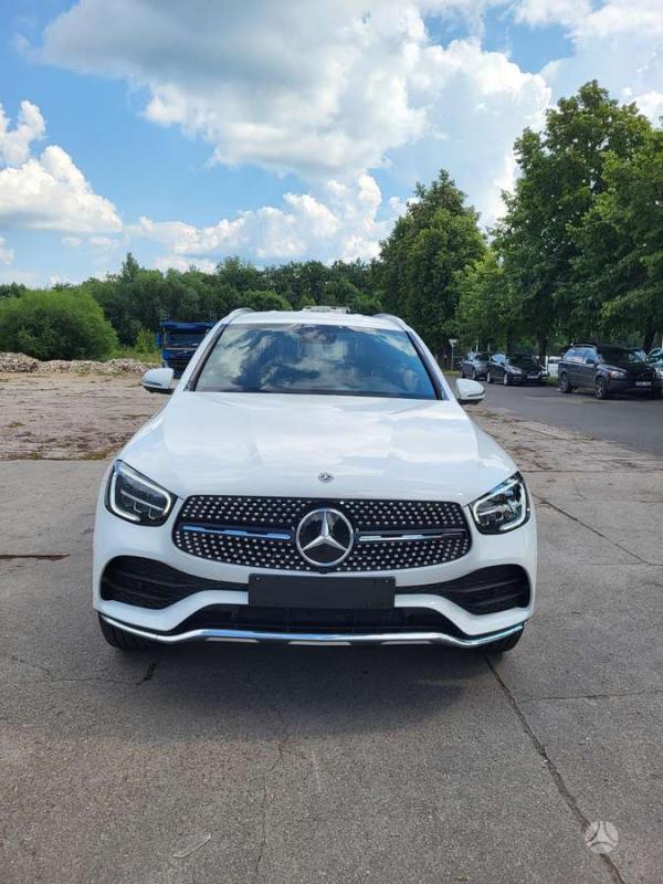 Белый Мерседес GLC 300 2022 в Шилале, объемом двигателя 2.00 л и пробегом 62 тыс. км за 31500 €, фото 2 на AUTOMOTO.COM.LV