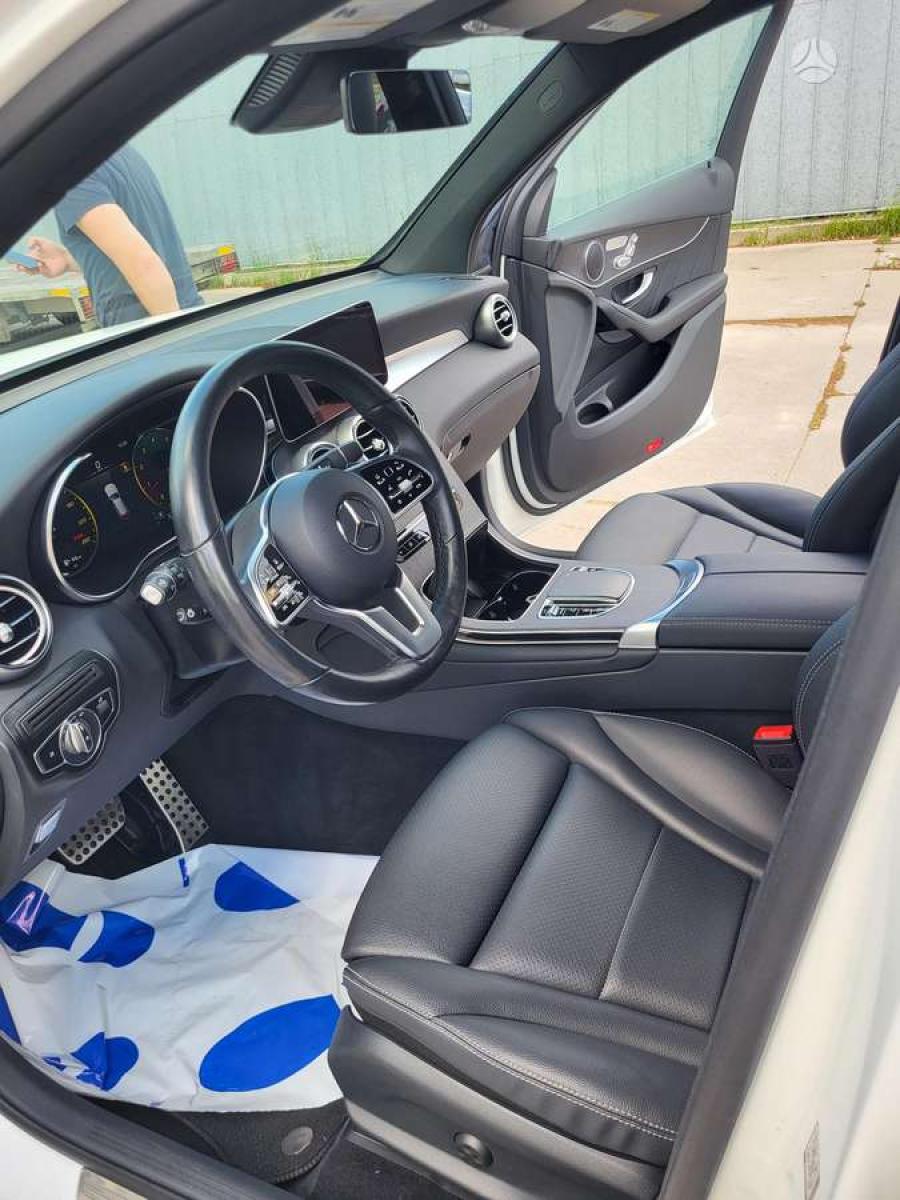 White Mercedes-Benz GLC 300 2022 in Silale, with an engine capacity of 2.00 L and mileage of 62 thousand km for 31500 €, photo 13 on AUTOMOTO.COM.LV