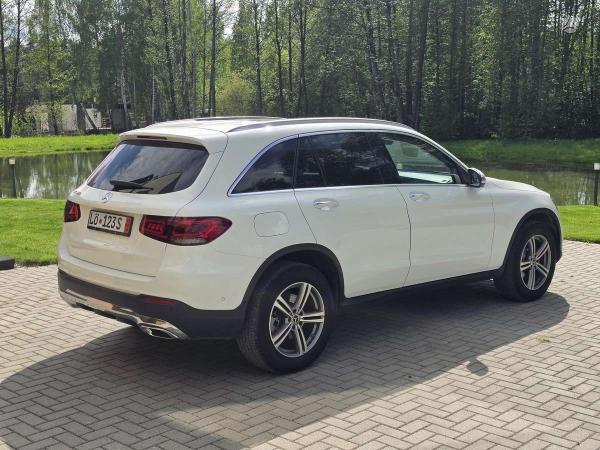 Balts Mercedes-Benz GLC 300 2022 Elektrėnai, ar dzinēja tilpumu 1.99 L un nobraukumu 45 tūkst. km par 24800 €, foto 6 vietnē AUTOMOTO.COM.LV