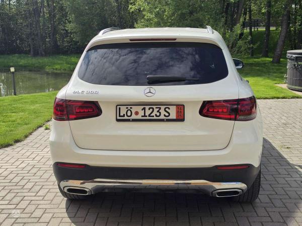 Balts Mercedes-Benz GLC 300 2022 Elektrėnai, ar dzinēja tilpumu 1.99 L un nobraukumu 45 tūkst. km par 24800 €, foto 7 vietnē AUTOMOTO.COM.LV