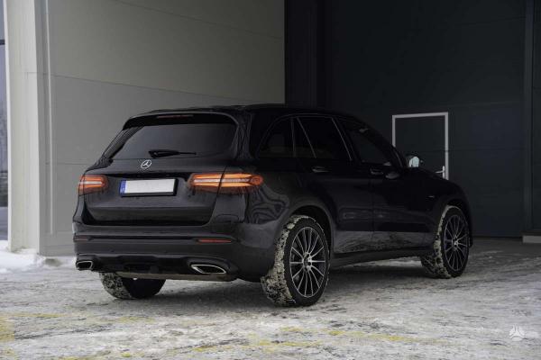 Black Mercedes-Benz GLC 350 2016 in Vilnius, with an engine capacity of 1.99 L and mileage of 158 thousand km for 23000 €, photo 4 on AUTOMOTO.COM.LV