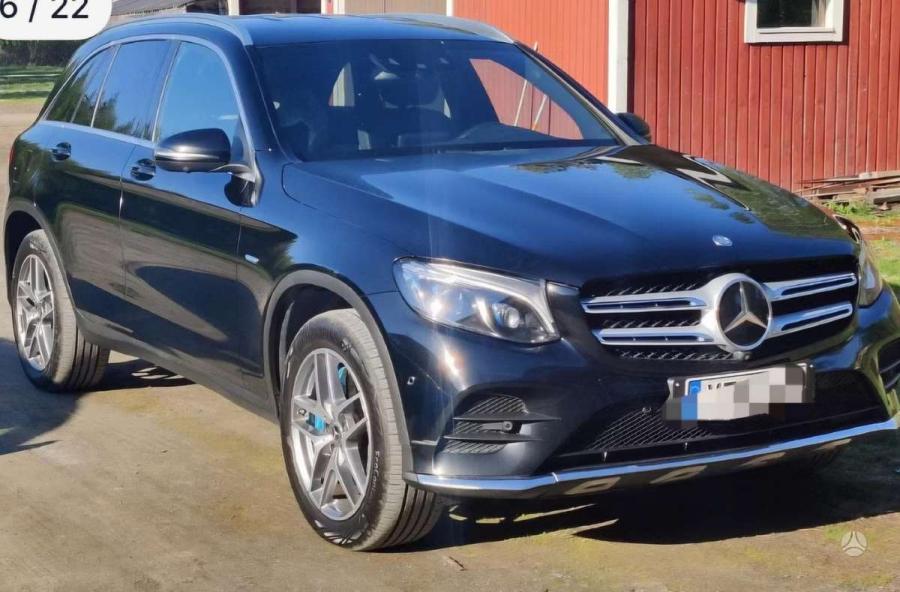 Black Mercedes-Benz GLC 350 2017 in Kaunas, with an engine capacity of 2.00 L and mileage of 276 thousand km for 13800 €, photo 3 on AUTOMOTO.COM.LV