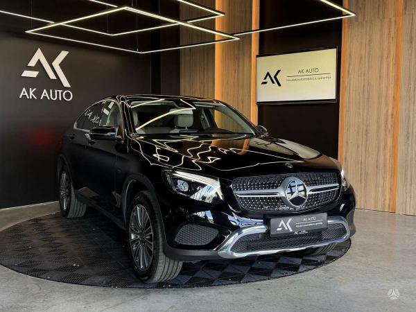 Black Mercedes-Benz GLC 350 2017 in Kaunas, with an engine capacity of 1.99 L and mileage of 104 thousand km for 27490 €, photo 3 on AUTOMOTO.COM.LV