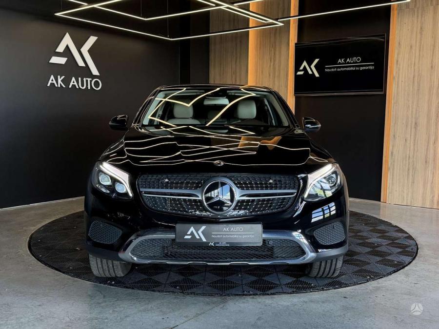 Black Mercedes-Benz GLC 350 2017 in Kaunas, with an engine capacity of 1.99 L and mileage of 104 thousand km for 27490 €, photo 5 on AUTOMOTO.COM.LV