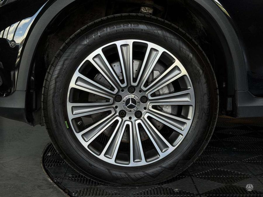 Black Mercedes-Benz GLC 350 2017 in Kaunas, with an engine capacity of 1.99 L and mileage of 104 thousand km for 27490 €, photo 8 on AUTOMOTO.COM.LV
