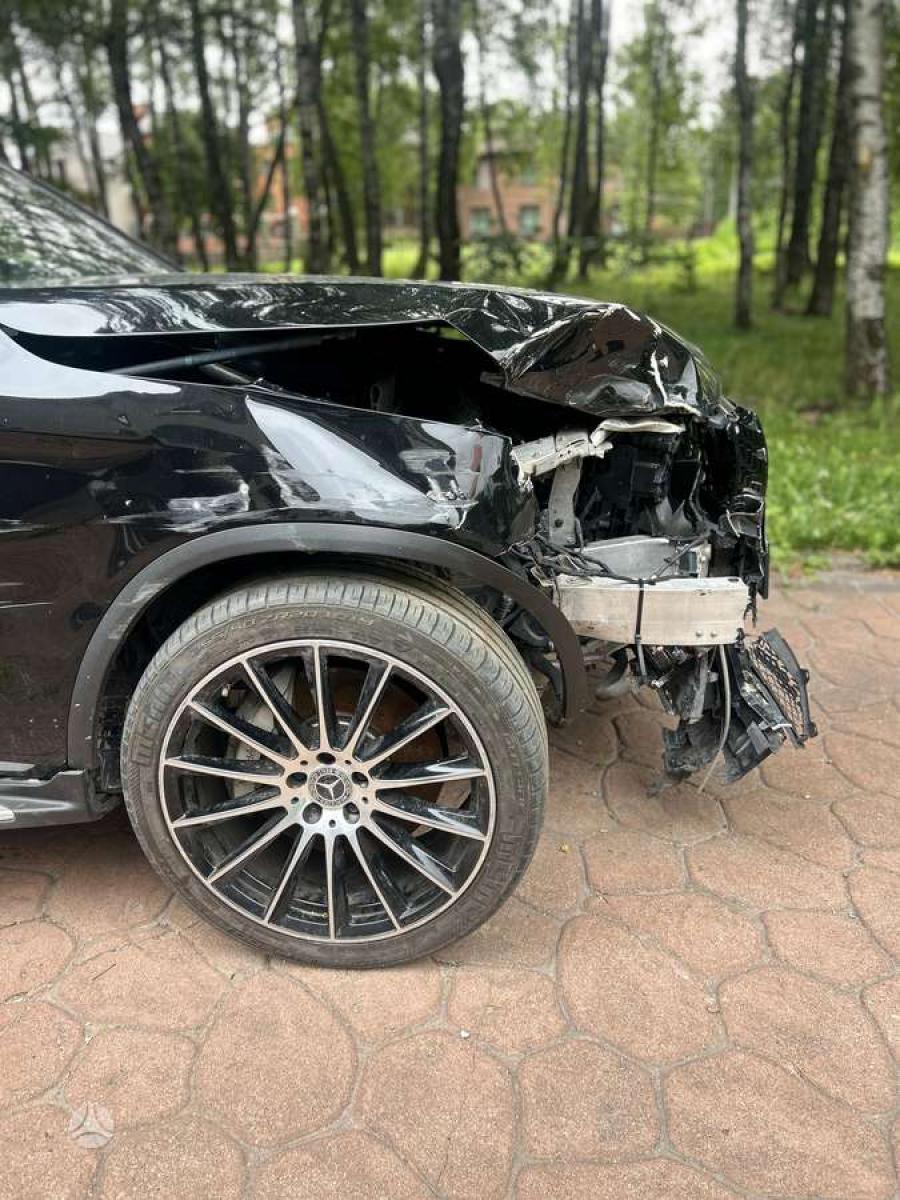 Black Mercedes-Benz GLC 350 2018 in Siauliai, with an engine capacity of 2.99 L and mileage of 186 thousand km for 12500 €, photo 5 on AUTOMOTO.COM.LV