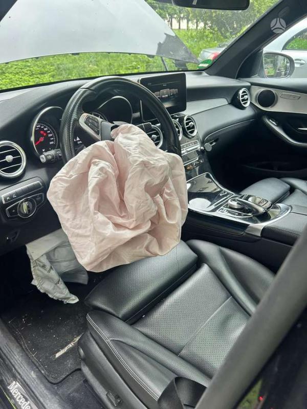 Black Mercedes-Benz GLC 350 2018 in Siauliai, with an engine capacity of 2.99 L and mileage of 186 thousand km for 12500 €, photo 5 on AUTOMOTO.COM.LV