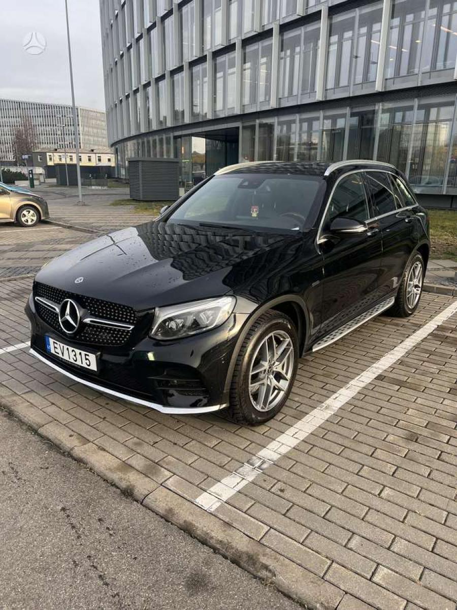 Black Mercedes-Benz GLC 350 2018 in Vilnius, with an engine capacity of 1.99 L and mileage of 190 thousand km for 23000 €, photo 1 on AUTOMOTO.COM.LV